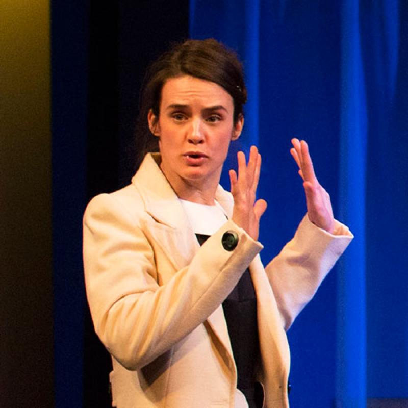 Jennifer Decker ・ Comédie-Française